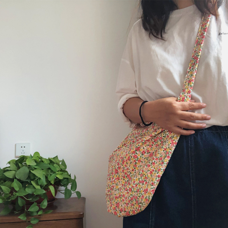 All-matchable one-shoulder can be slanted across literary floral cloth ...